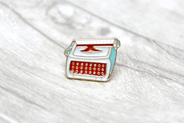 20 Gift Ideas for a Journalist They'll Love For Sure! -Unique Gifter