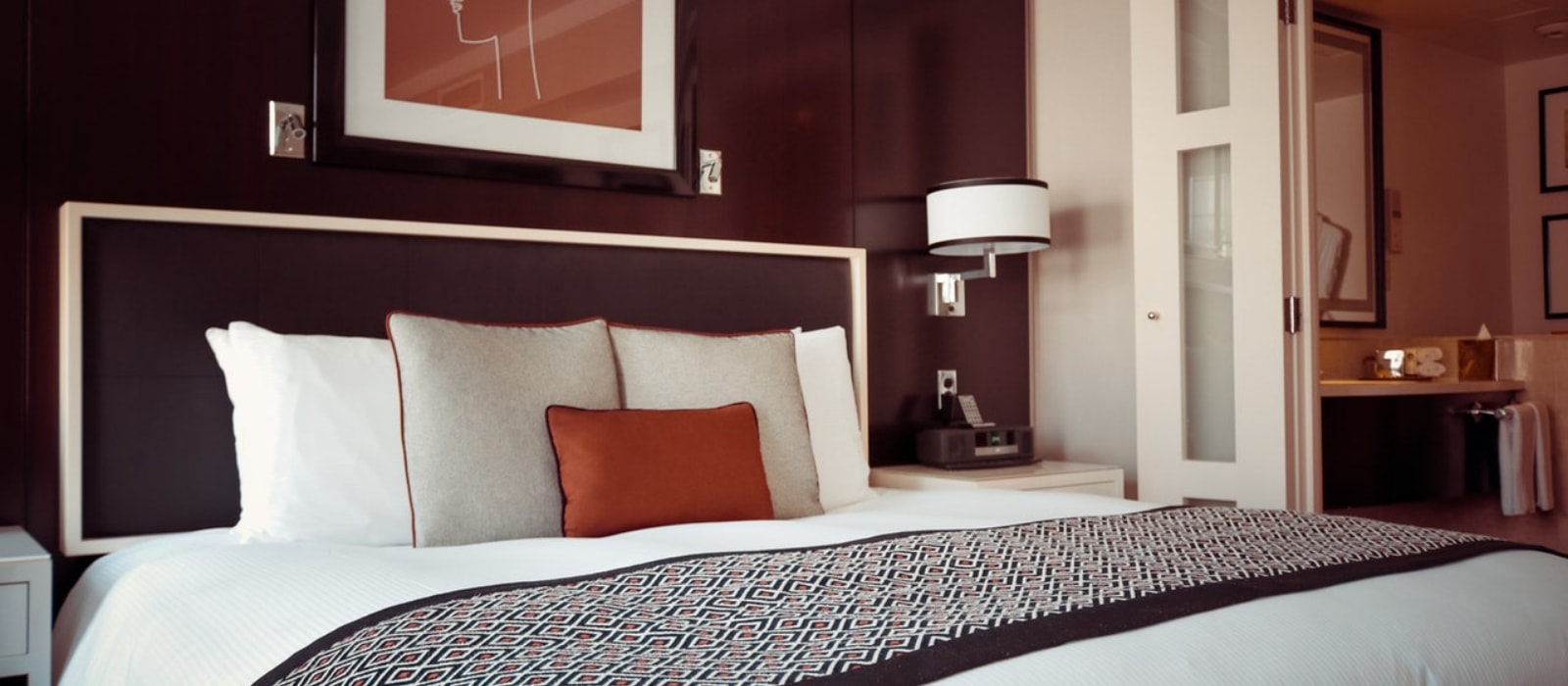 20 Welcome Gifts for Hotel Guests - Unique Gifter