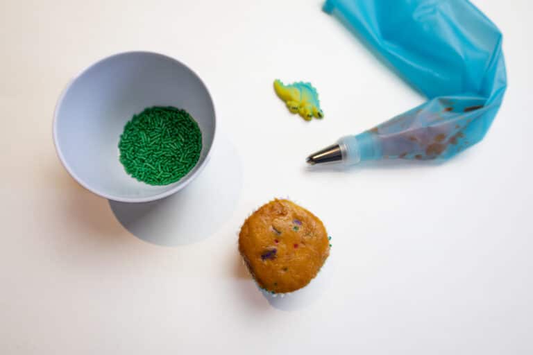 How to Host a Cupcake Decorating Party - Unique Gifter